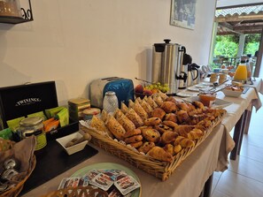 Pequenos-almoços, almoços, jantares servidos, cozinha local