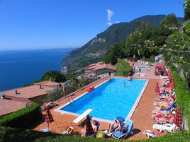 Piscina interna, piscina externa sazonal, espreguiçadeiras