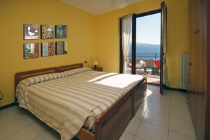 Quarto casal, vista para o lago | Cofres nos quartos, escrivaninha, Wi-Fi de cortesia