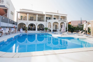 Piscina exterior, espreguiçadeiras