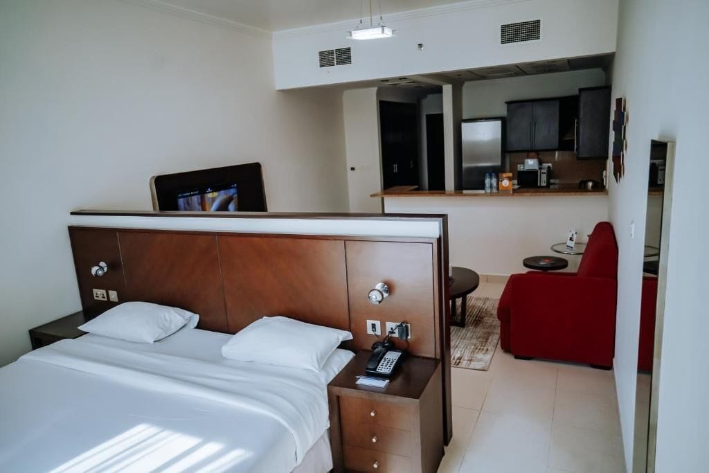 Minibar, cofre no quarto, com decoração personalizada 