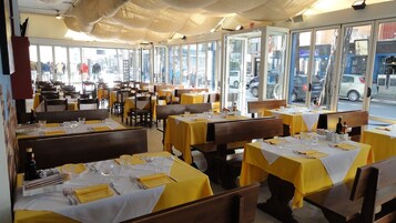 Pequenos-almoços, almoços, jantares servidos, cozinha mediterrânica 