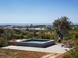Piscina exterior, espreguiçadeiras