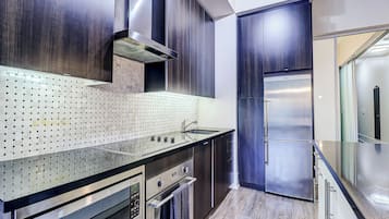 Condo executivo, 1 quarto, para não fumantes, sacada | Cozinha americana privada | Micro-ondas, cooktop, lava-louças, cafeteira/chaleira