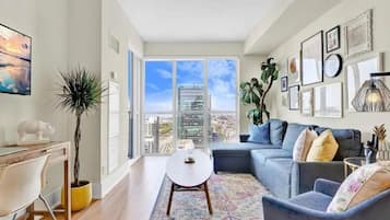 Condo premium, 2 quartos, 2 banheiros | Área de estar | TV de tela plana
