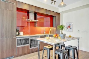 Condo premium, 2 quartos, 2 banheiros | Cozinha privada | Geladeira, micro-ondas, fogão, cooktop