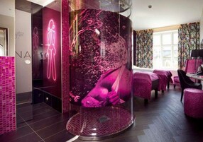 Cofre no quarto, com decoração personalizada 