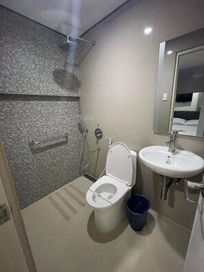 Quarto Deluxe, 1 cama queen-size | Casa de banho | Um polibã, artigos de higiene pessoal grátis 