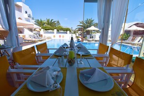 Bar à beira da piscina