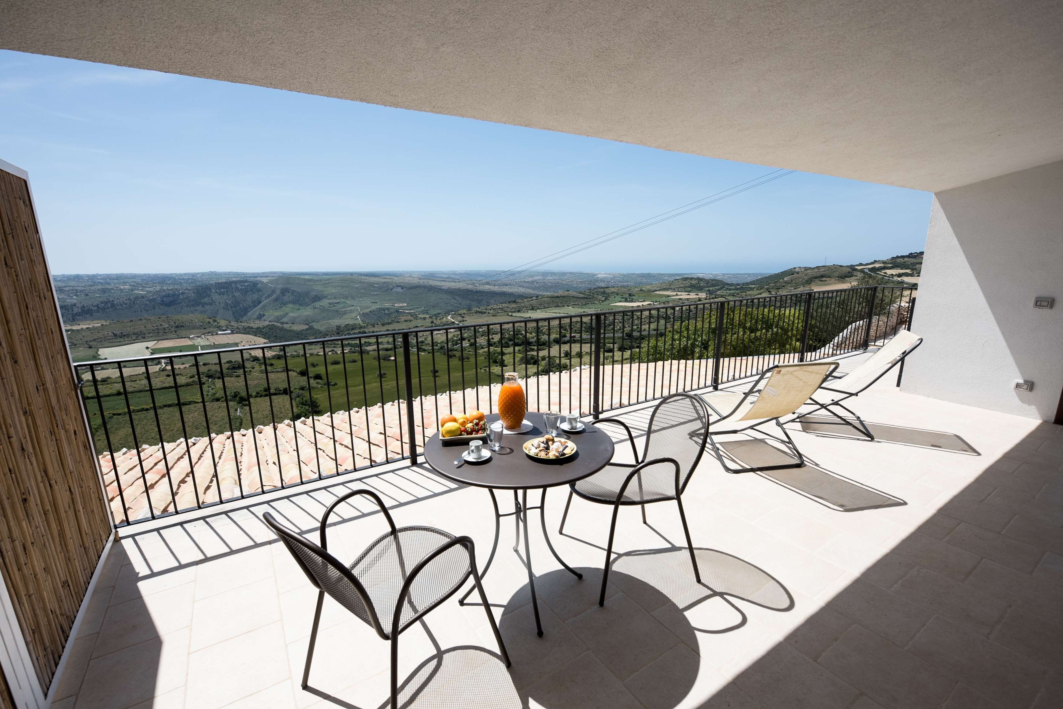 Apartamento standard, 2 camas Queen, cozinha, em edifício anexo | Roupas de cama premium, frigobar, cofres nos quartos, escrivaninha