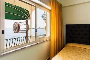 Quarto Duplo ou Twin Superior, varanda, vista para o mar | Cofre no quarto, secretária, berços/camas para crianças, Wi-fi grátis 
