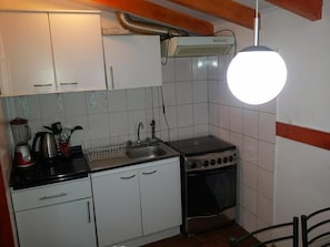 Apartamento Tradicional, 2 quartos | Cozinha privada | Um frigorífico, um forno, uma placa de cozinha, uma chaleira elétrica 
