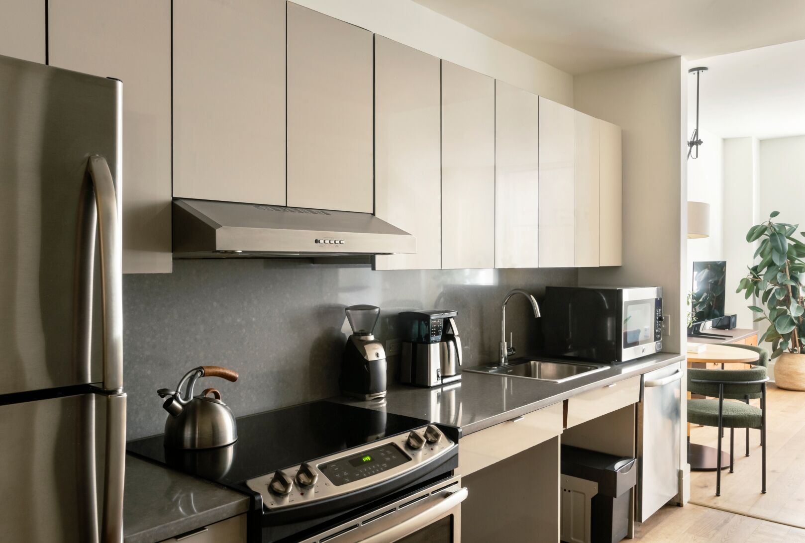 Estúdio (Apartment) | Cozinha privada | Uma cafeteira/bule, um frigorífico/congelador grande, um micro-ondas 