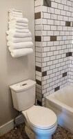 Quarto luxo, cozinha, vista para a montanha | Ferros/tábuas de passar roupa, Wi-Fi de cortesia