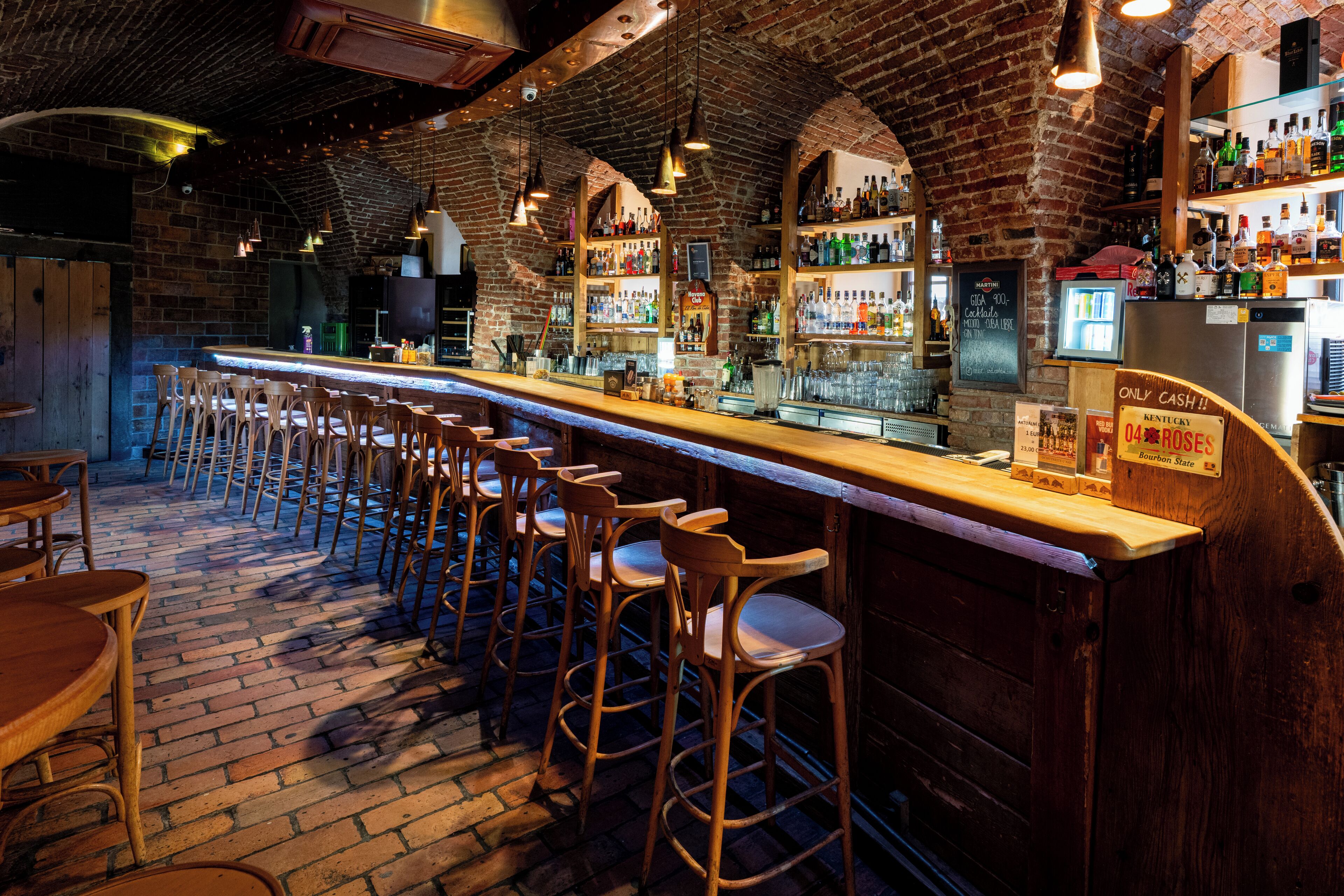 2 restaurantes, café da manhã, culinária regional