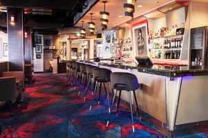 2 bares/lounges, este bar no lobby do hotel, este bar de cocktails 