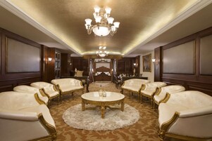 1 quarto, cofre no quarto, secretária, ferro/tábua de engomar 