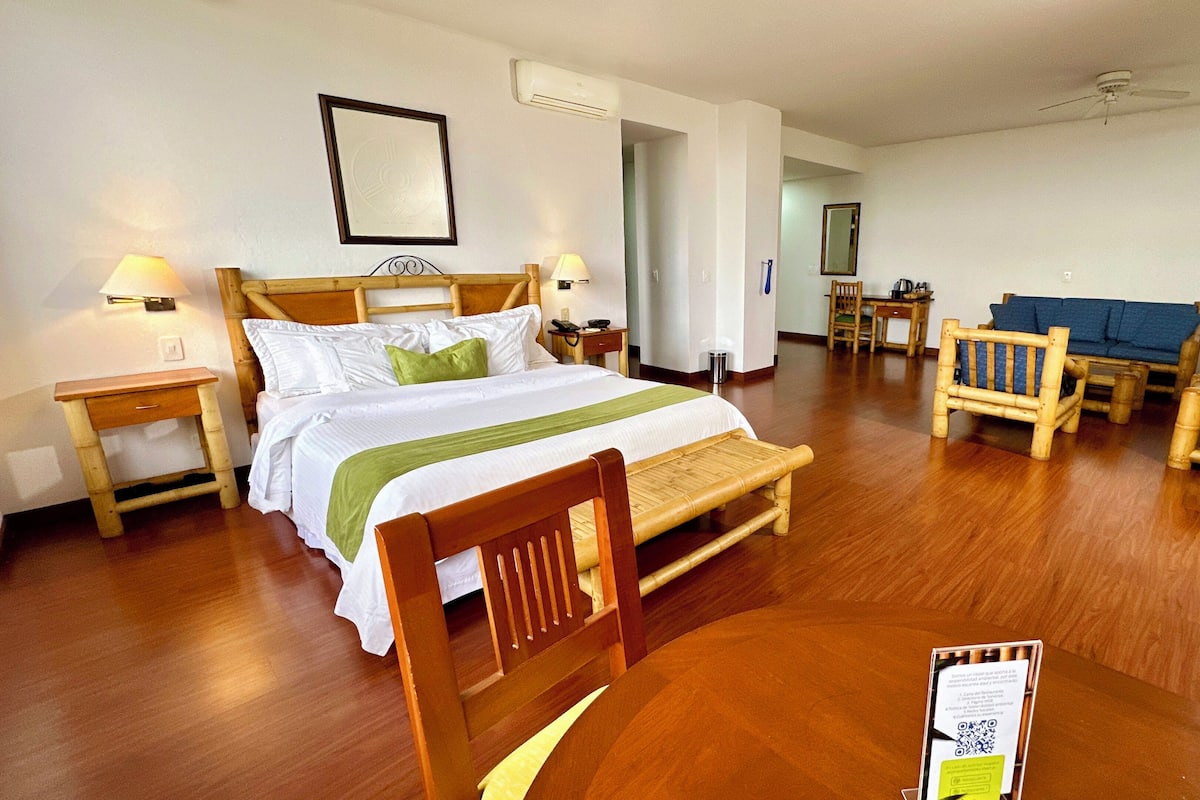 Quarto Júnior, 1 cama king-size | Roupa de alta qualidade, cofre no quarto, secretária