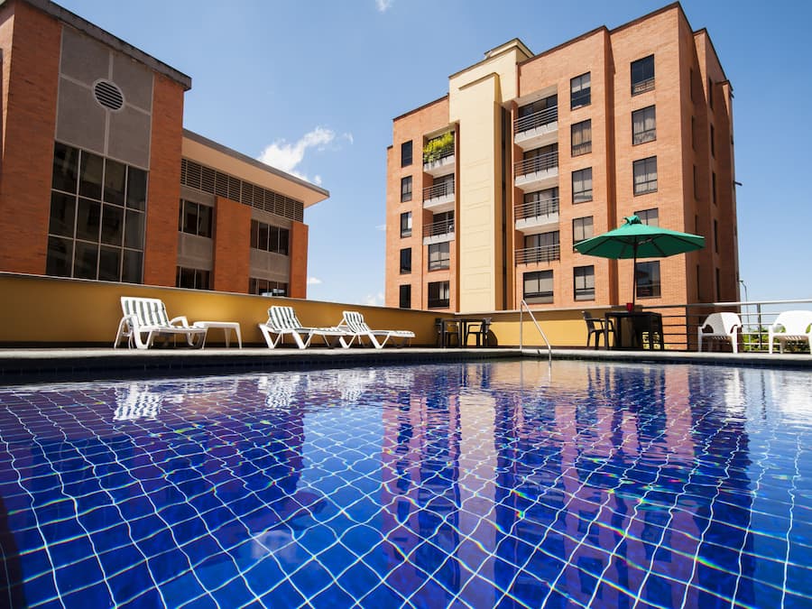 Piscina externa, espreguiçadeiras