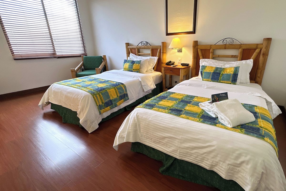 Quarto Twin Standard | Roupa de alta qualidade, cofre no quarto, secretária