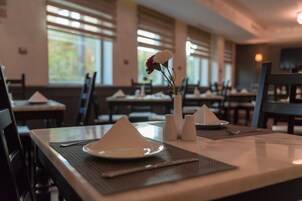 Café da manhã com buffet todos os dias mediante uma taxa