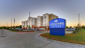 Entrada de um hotel com a placa da Candlewood Suites.