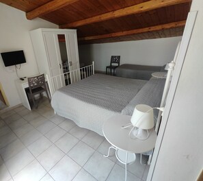 Quarto Triplo Clássico | Secretária, Wi-fi grátis, roupa de cama fornecida 