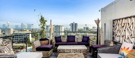 Terraço com espreguiçadeiras