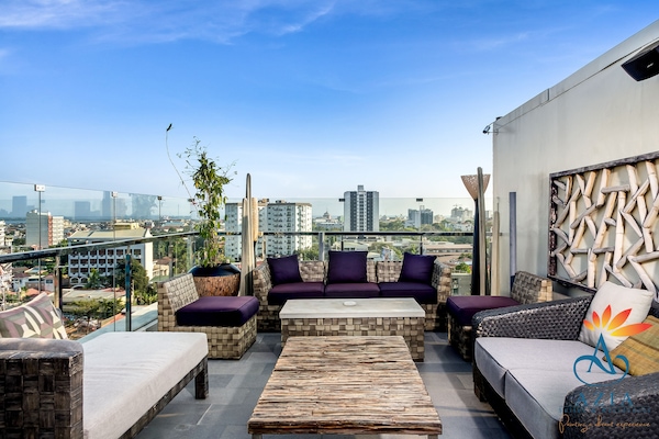 Terraço com espreguiçadeiras