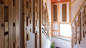 Interior de madeira com escada e janela com vista.