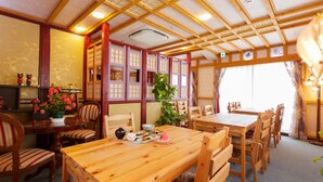 Um quarto em estilo japonês tradicional, com piso de tatame, mobiliário de madeira e biombos shoji.