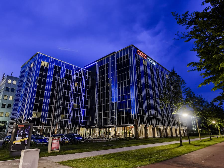 Fachada do alojamento (tarde/noite)