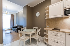 Old Town Standard Apartment (Accessible by elevator) | Cozinha privada | Um frigorífico/congelador grande, uma placa de cozinha 
