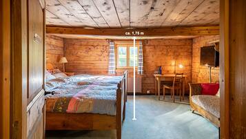 Quarto casal tradicional, vista para a montanha | 1 quarto, escrivaninha, Wi-Fi de cortesia, roupa de cama