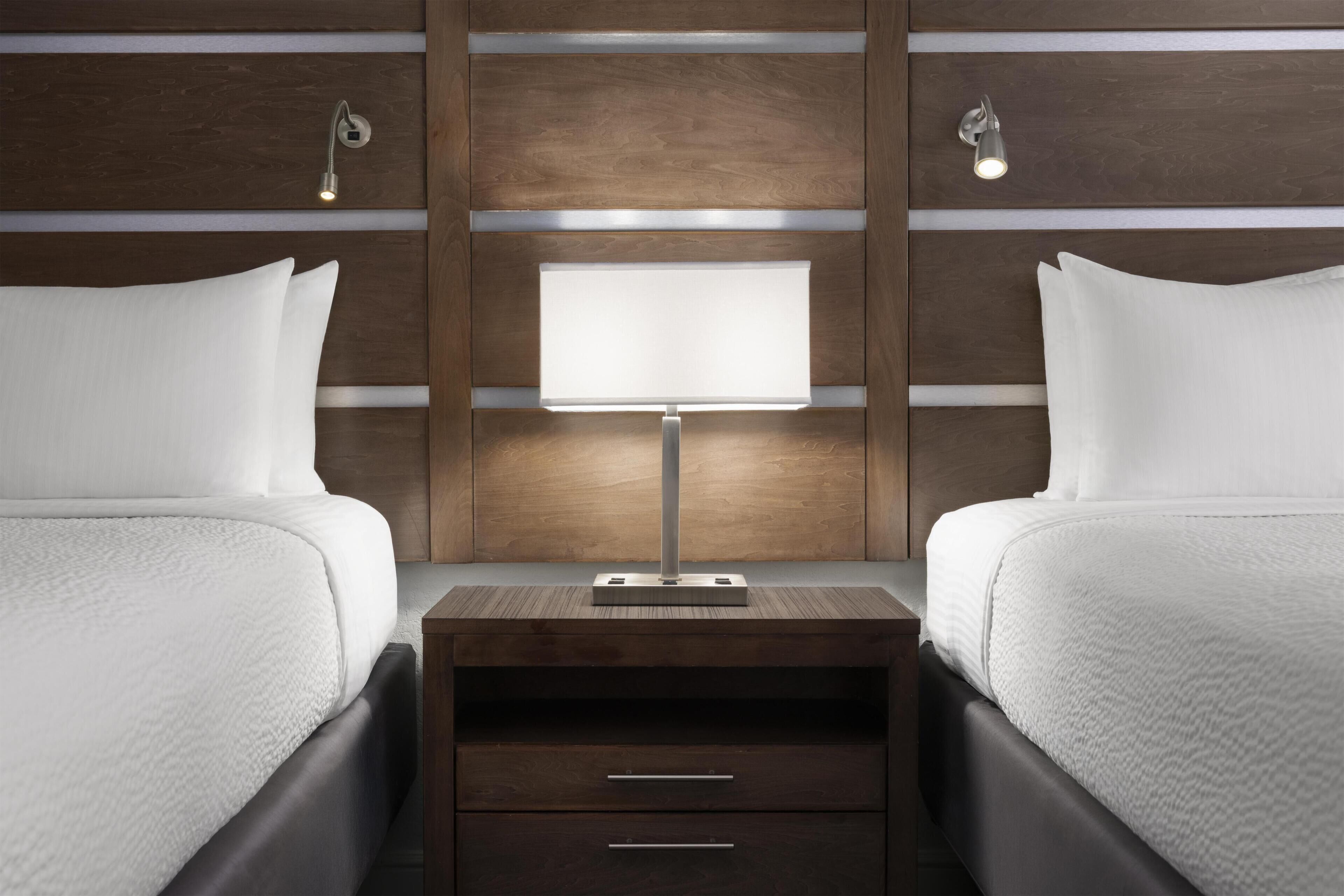 Quarto Standard, 2 camas queen-size, não fumadores, frigorífico e micro-ondas | Camas de colchão pillowtop, secretária 