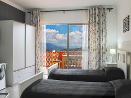 Quarto Twin Standard | Minibar, cofre no quarto, secretária, cortinas/cortinados opacos 