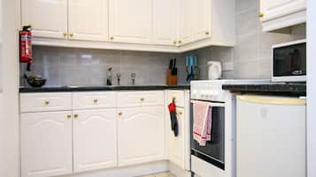 Estúdio Clássico (Double Occupancy) | Cozinha privada | Um frigorífico, um micro-ondas, um forno, uma cafeteira/bule