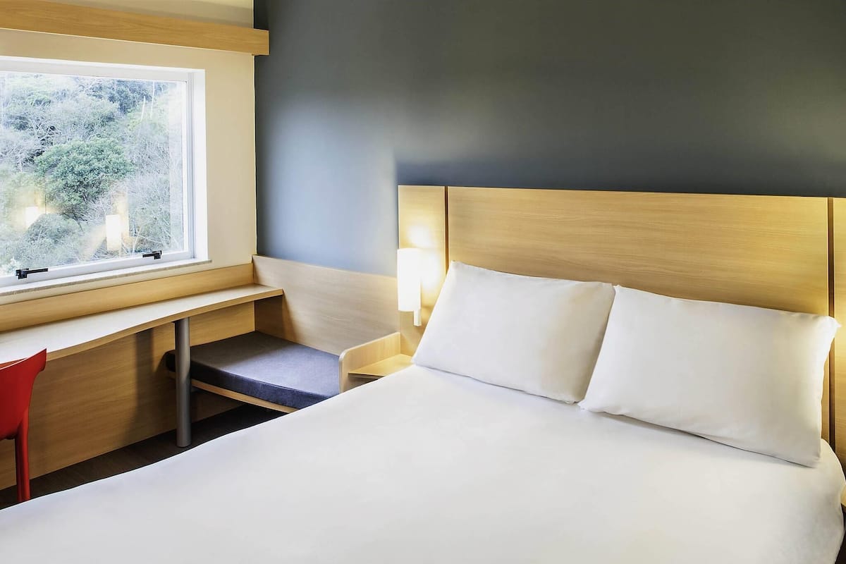 Quarto standard, 1 cama de casal | Frigobar, Wi-Fi de cortesia, roupa de cama