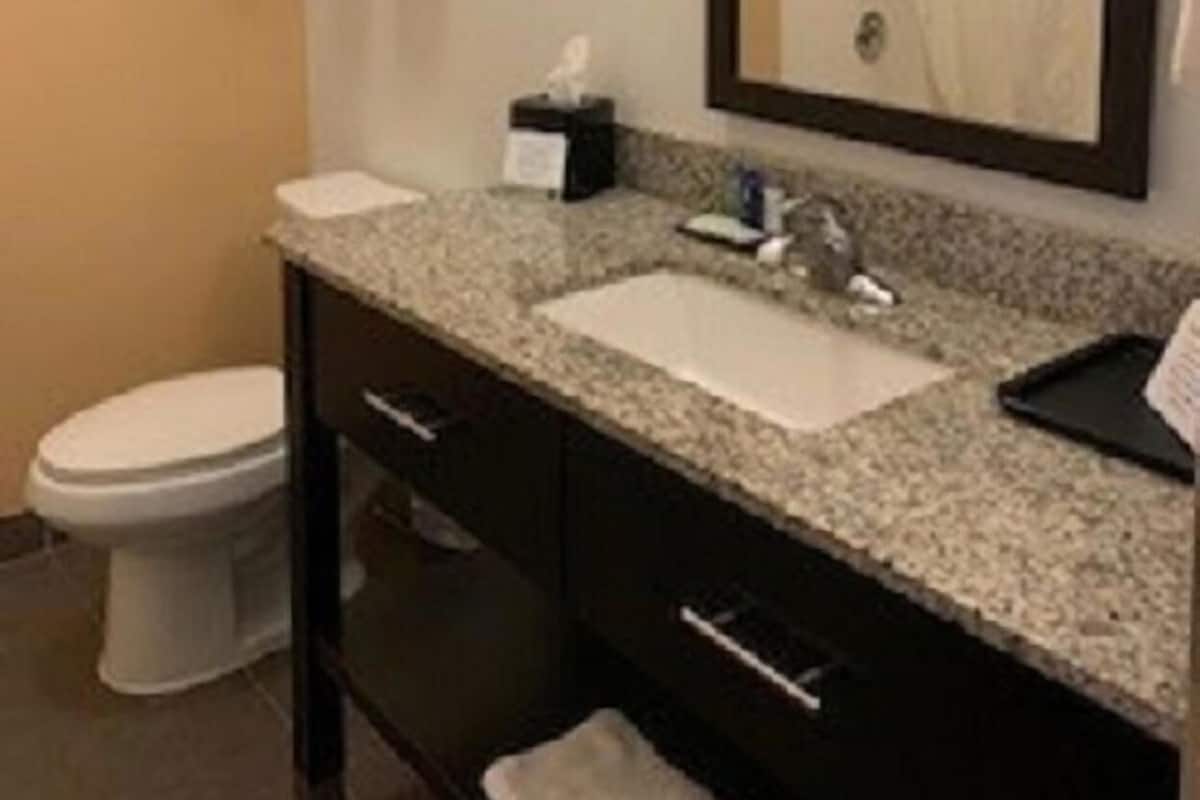 Banheiro | Ducha de hidromassagem, toalhas de banho