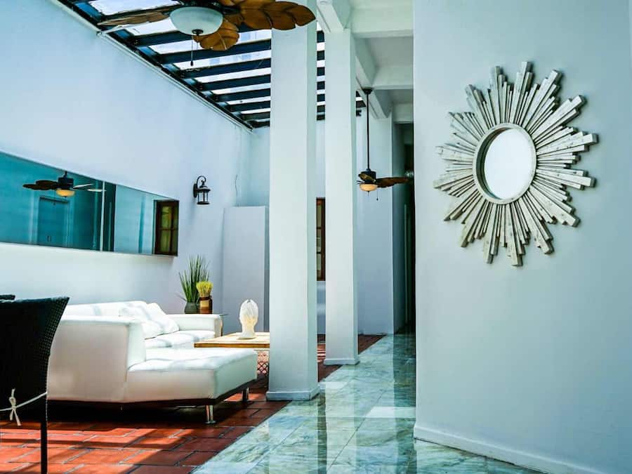 Área de estar no saguão