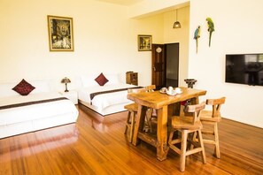 1 quarto, camas de colchão pillowtop, secretária