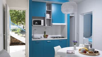 Apartamento Comfort, 1 quarto | Cozinha privada | Um frigorífico, uma placa de cozinha, uma chaleira elétrica