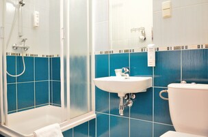 Quarto casal | Banheiro | Chuveiro, produtos de toalete de grife, secador de cabelo 