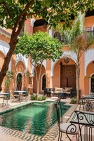Pátio com piscina, área de estar externa e estilo arquitetônico tradicional.
