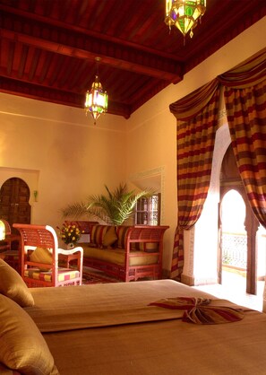 Suite Royal | Roupa de alta qualidade, cofre no quarto, com decoração personalizada