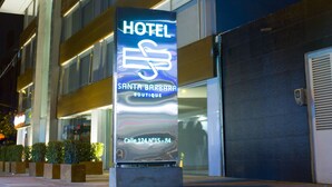 Um edifício moderno com uma placa indicando 'SANTA BARBARA BOUTIQUE HOTEL' e 'HOTEL SSB'.