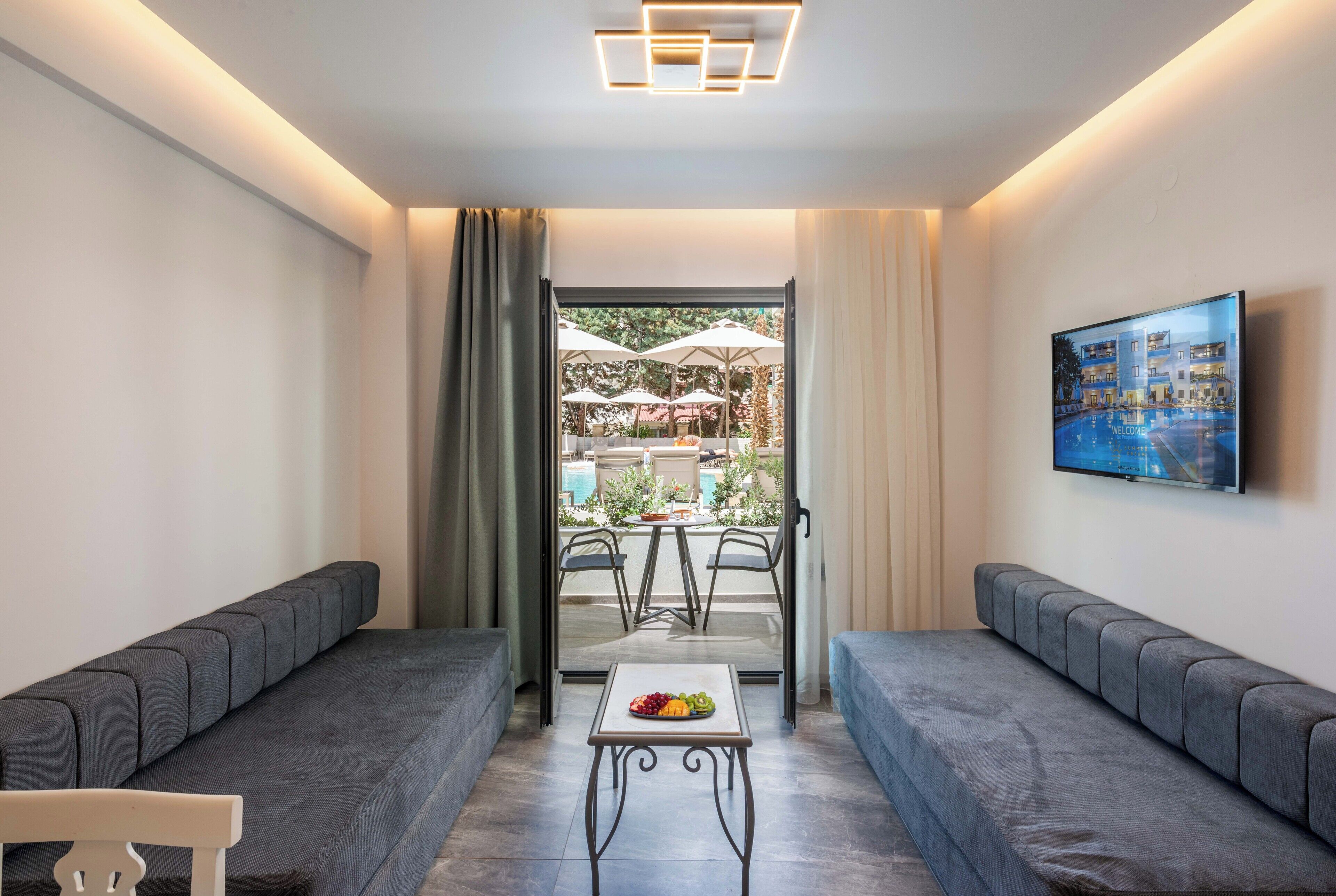 Apartamento luxo, 1 quarto, vista para a piscina | Área de estar | Smart TV 42 polegadas com canais via satélite