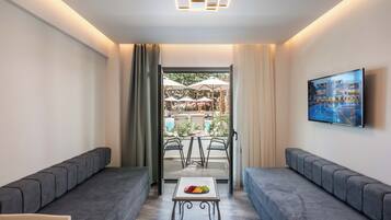 Apartamento luxo, 1 quarto, vista para a piscina | Área de estar | Smart TV 42 polegadas com canais via satélite
