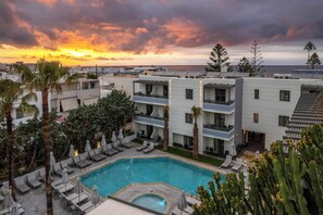 2 piscinas exteriores, guarda-sóis, espreguiçadeiras 