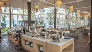 Café da manhã, almoço e jantar; culinária internacional